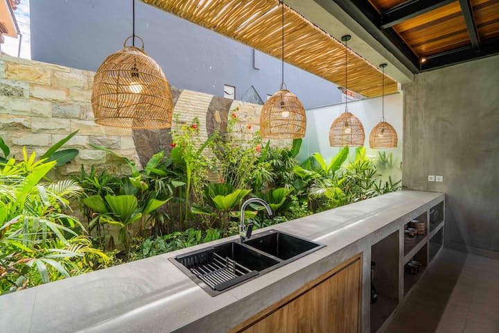 Tropicool Villa - Brand New 5br Villa Near Canggu - Bali