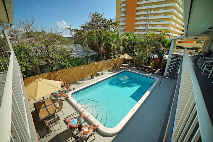 Beach Haven 1 Bd + Florida Room Steps From Ocean - Boca Ratón, FL