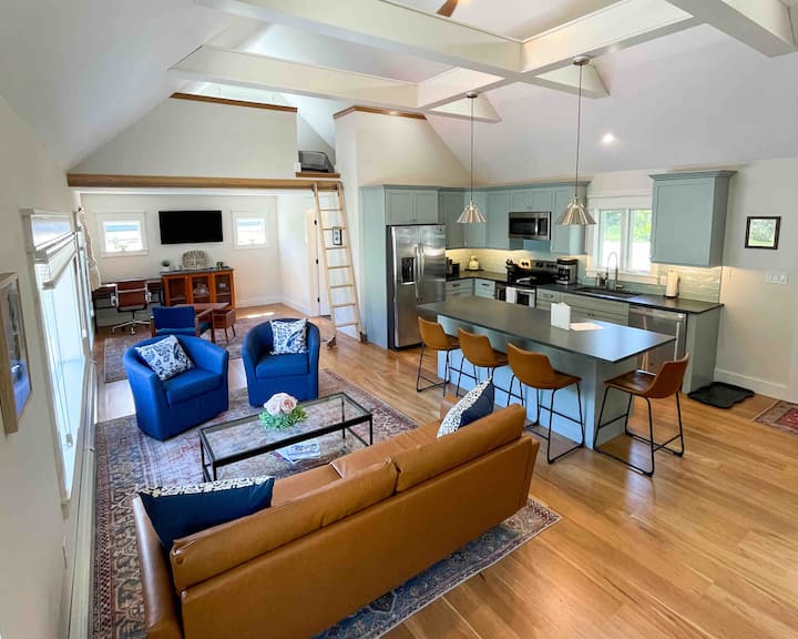 Sunny & Spacious Village Loft - Braintree, VT