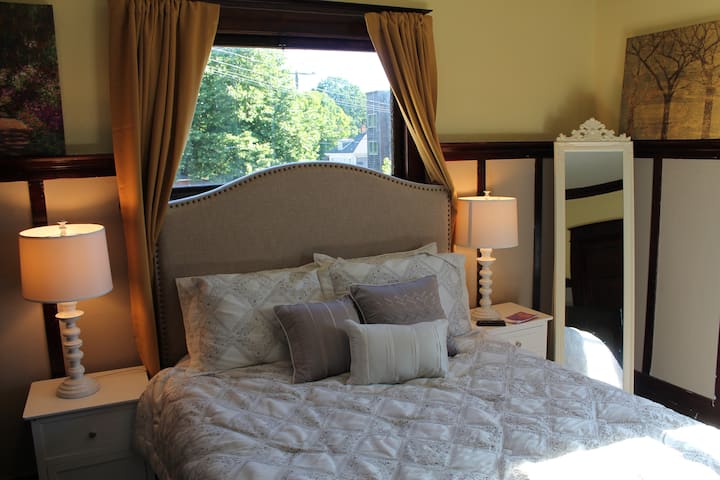 Large Private Room On Main Floor Off Kitchen - Tacoma, WA