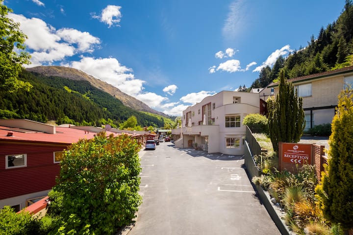 Central 1 Bdrm Apt With Carpark - Queenstown