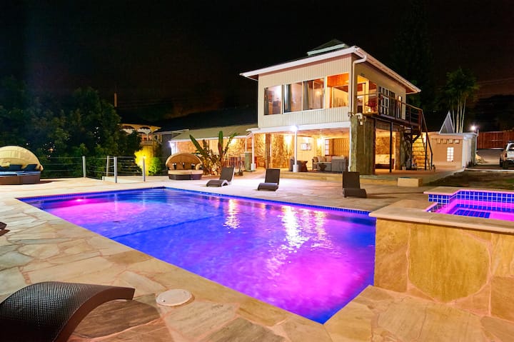 Surfers Paradise Villa - Beachfront Sleeps 12- 24 - Trinidad and Tobago