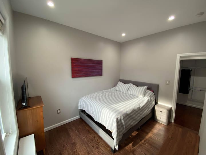 Work From Home Delight: Bedroom, Office, Prvt Bath - The Bronx, NY