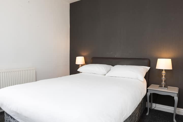 Unrefurbished  Hotel Room  - Instant Book - Clitheroe