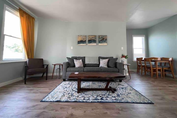 Renovated 2-bed Flat W/patio In Heart Of Bay View - Milwaukee, WI