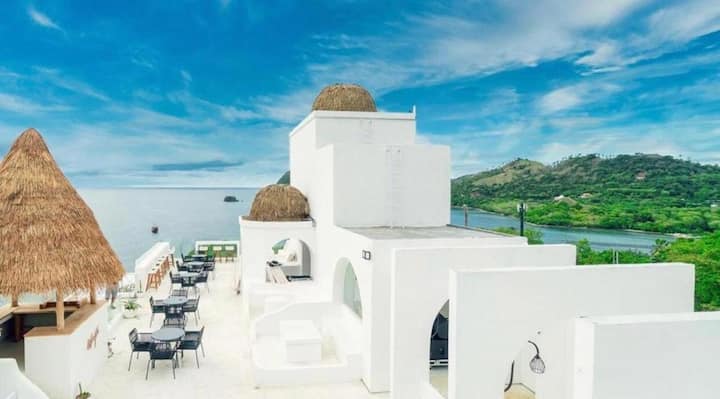 Santorini Labuanbajo 8standart Breakfast Beachview - Labuan Bajo