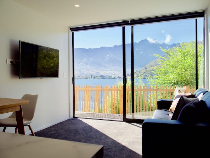 Stunning 1bdrm Lakefront Apartment #1a - 퀸스타운
