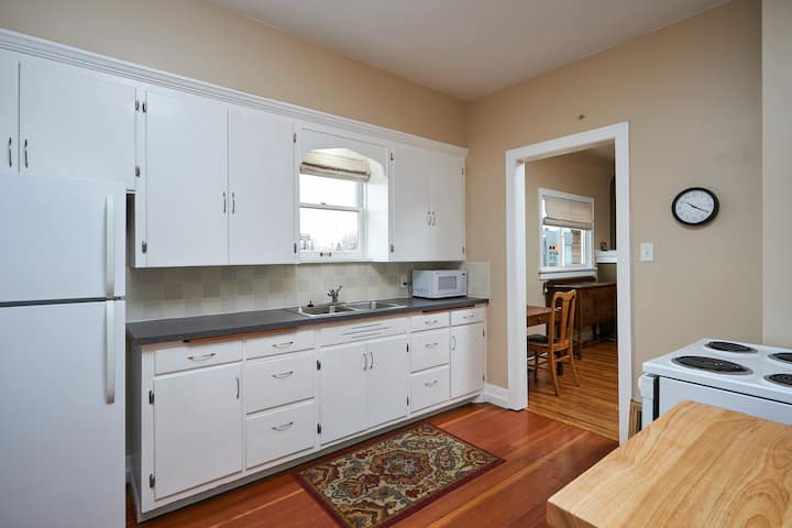 Beautiful Centrally Located Green Door Apartment - Spokane, WA