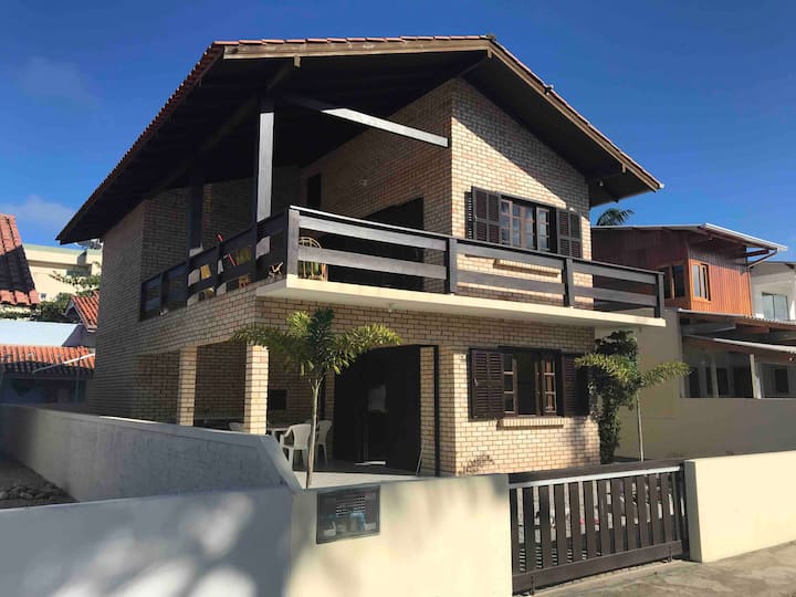 Casa Piso Térreo, Com Espaçosa Varanda Arejada. - Bombinhas