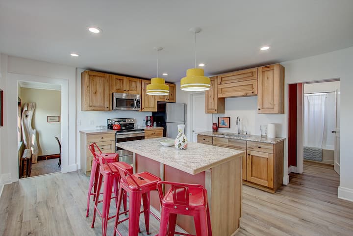 Fun Comfortable Skyline Neighborhood Flat - Milwaukee, WI