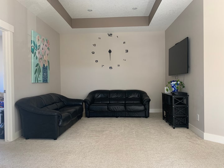 "Spacious And Clean 3br/3ba, 21min To Yyc - Airdrie