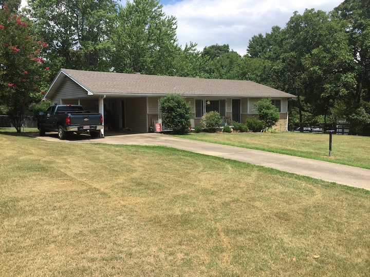 1681 N Broadview Dr - Fayetteville, AR