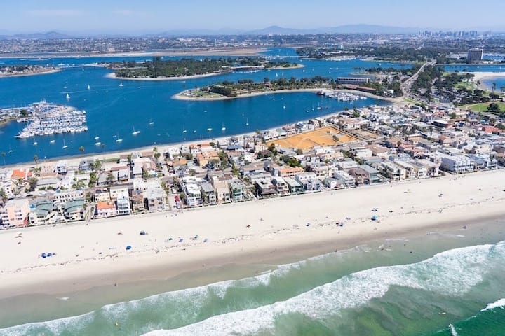 2 Bdrm / Roof Deck / Tandem Parking / Beach & Bay! - San Diego, CA