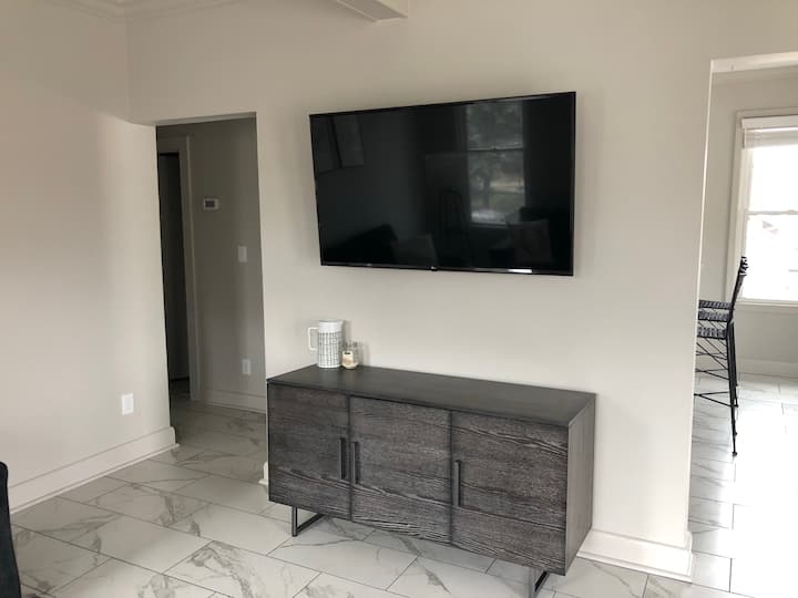 Swanky Fully Equipped St. Matthews Apartment - Murray Hill, KY