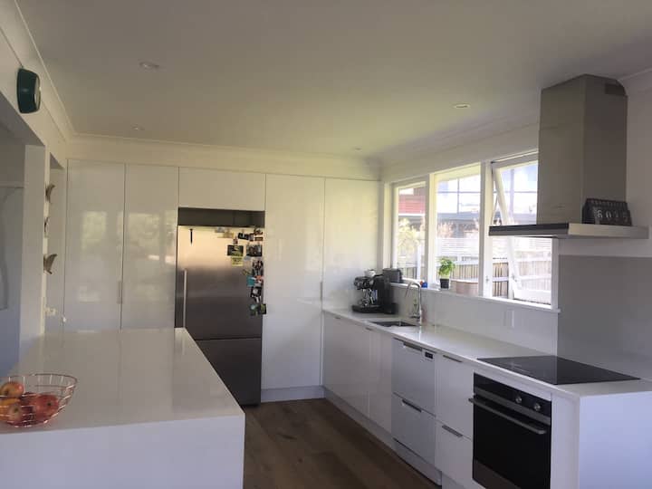 Modern, Sunny, Family Home Minutes From The City - Wellington