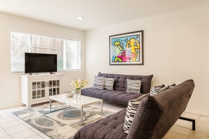 Modern West Hollywood Double Suite - West Hollywood, CA