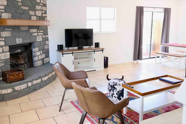 Cozy Western 2 Bd Townhome W/ Patio & Fireplace - Round Rock, TX