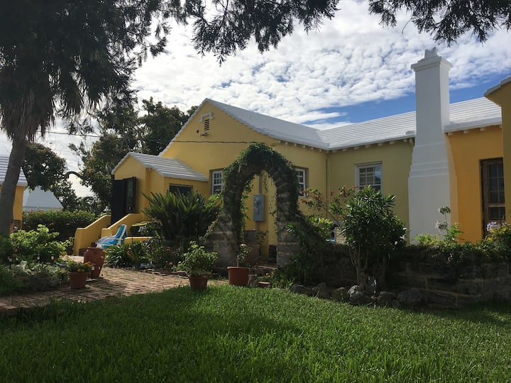 Room, Bathroom & Living Room Opposite Us Consulate - Bermuda