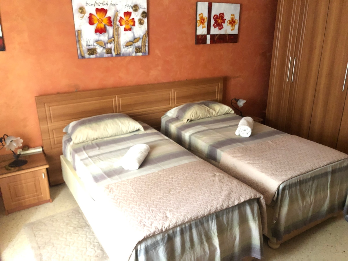 Habitación privada con balcón y aire acondicionado en Swatar - Casas ...