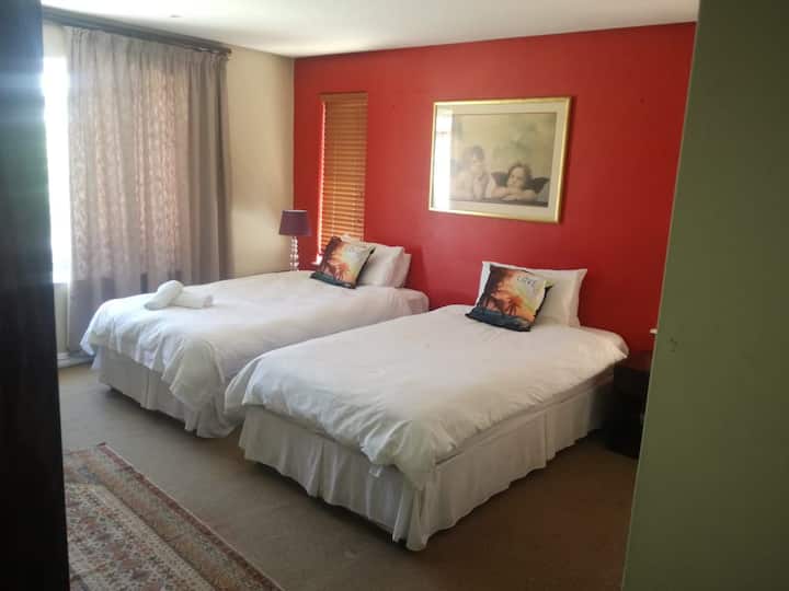 Twin Bedroom With Ensuite - Port Elizabeth
