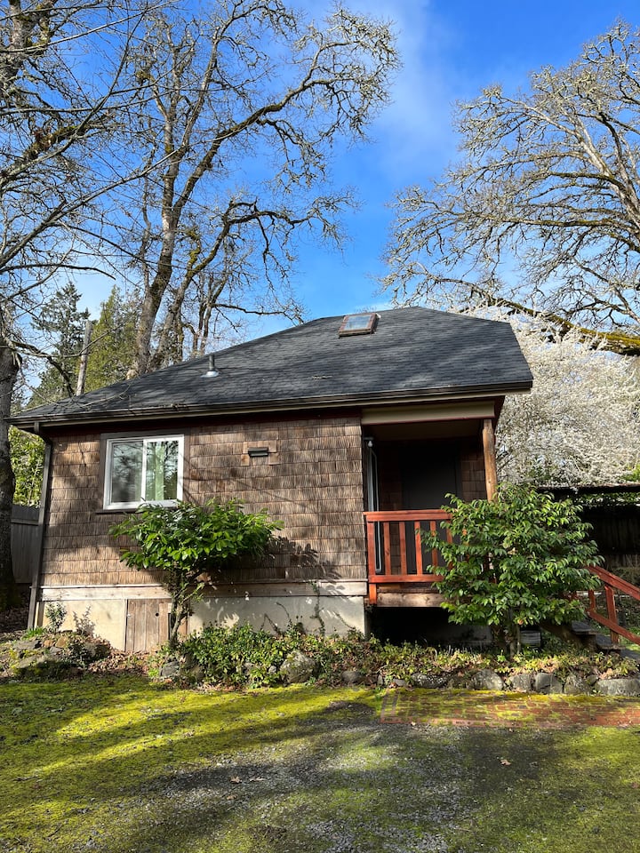South Hills Craftsman Guesthouse - Eugene, OR
