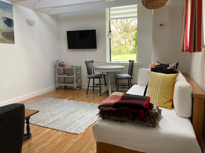 Quaint Old Cowshed Conversion. - Lymington