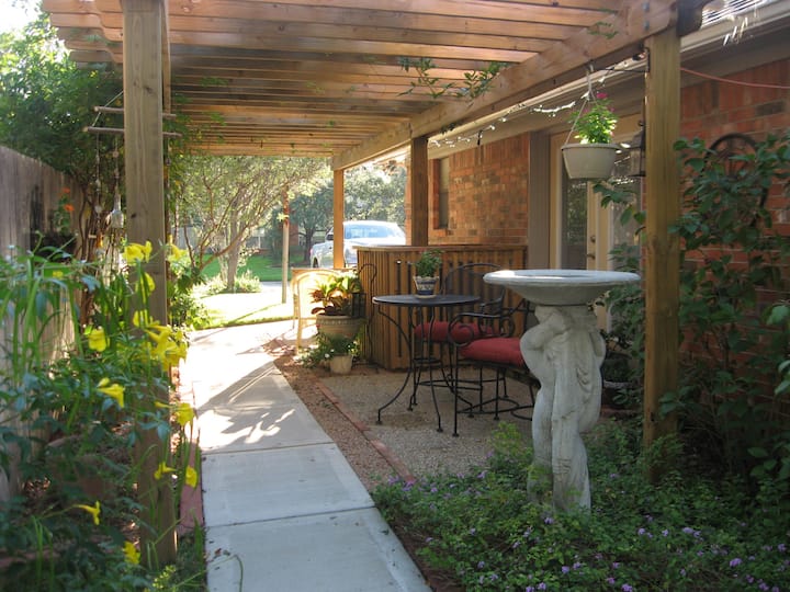 The Bolero House - Jen's Hide-out 2 Bedroom Unit - College Station, TX