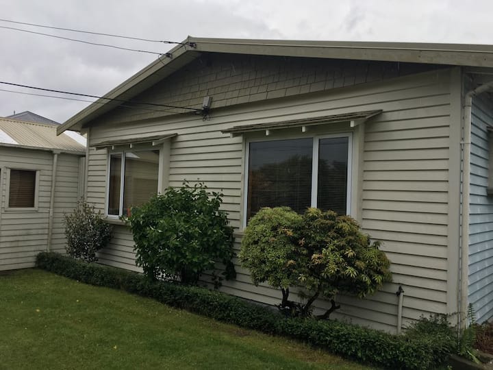 A Small Sunny Cottage - Christchurch