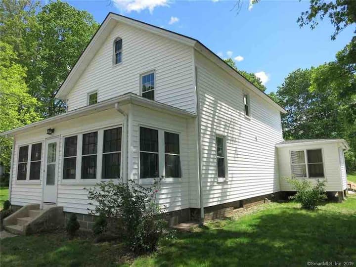 Simple Spacious White House Of Colchester - 康乃狄格