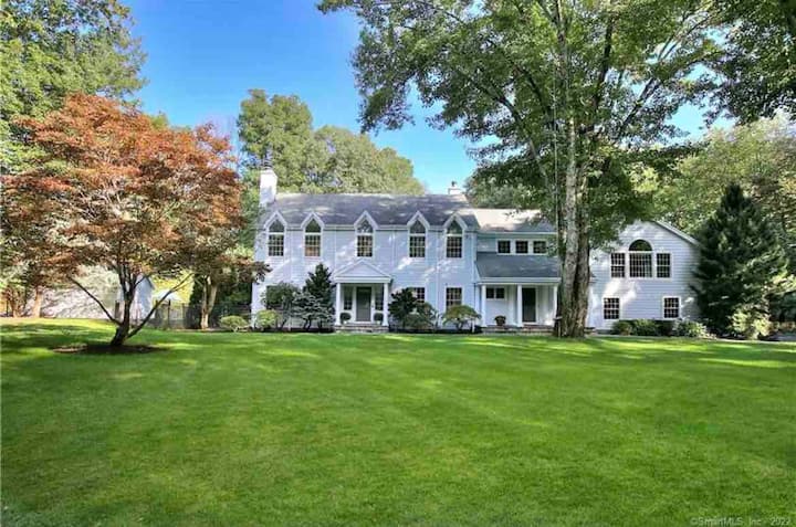 Large Cozy Getaway - Norwalk, CT