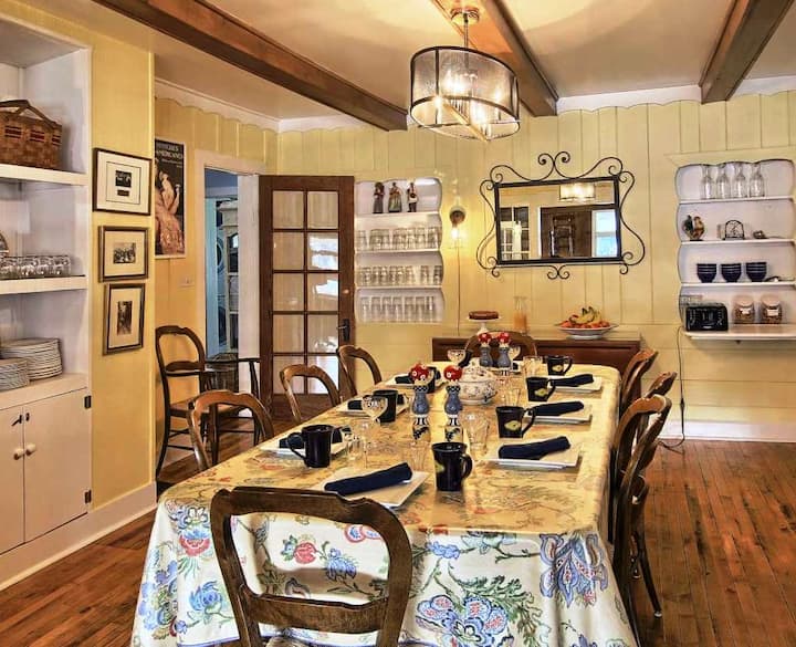 Queen's Room - Glen Arbor Bed And Breakfast - Empire, MI