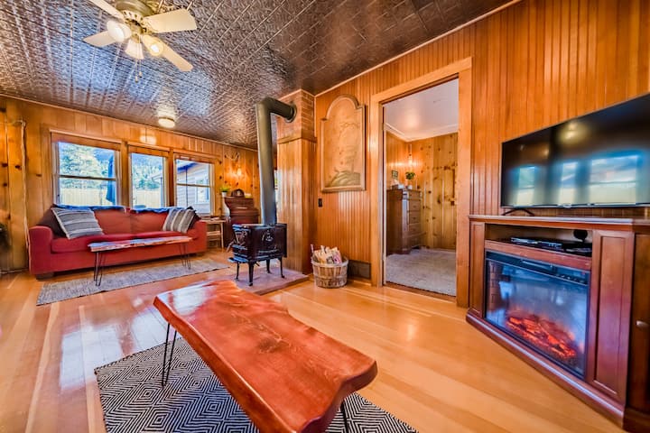 1927 Cabin W/ Hot Tub, Wood Stove & Car Charger - Estes Park, CO