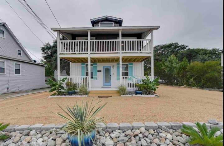 Beach Bungalow With 2 Large Decks - Norfolk, VA