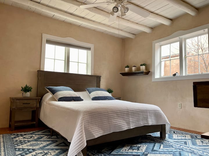 *Lovely Adobe* 2 Br W/ Patio & Great Location! - Santa Fe, NM