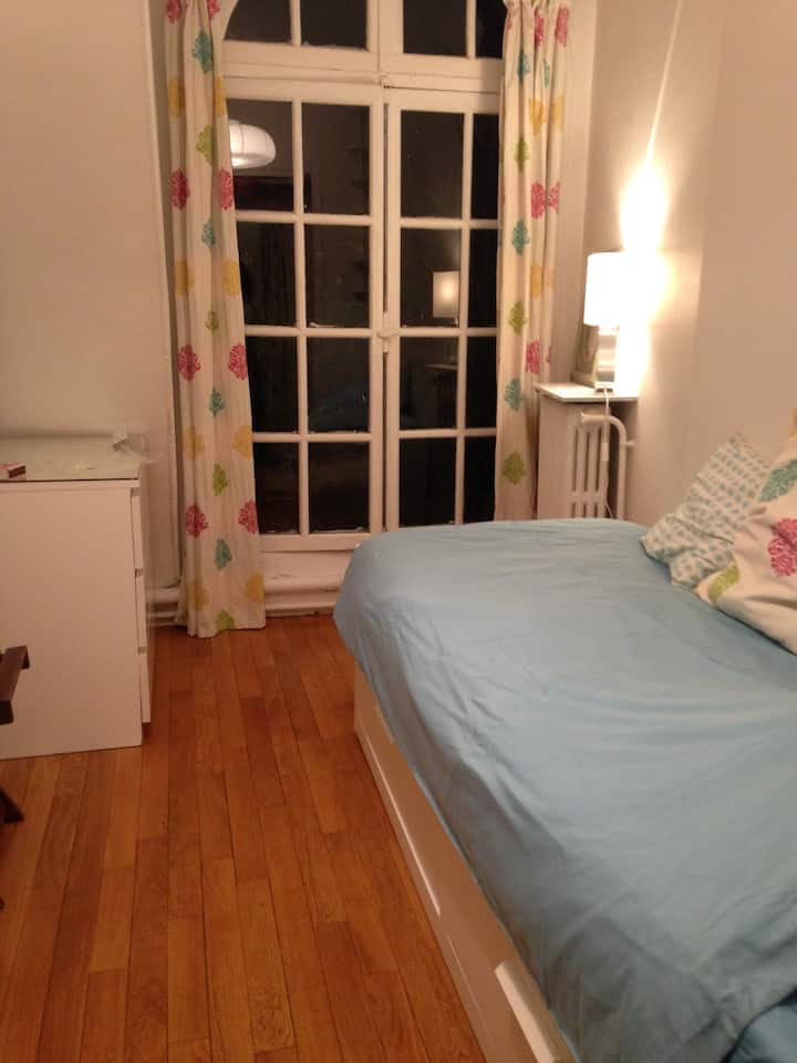 Chambre Avec Balcon Sous Les Toits - Paris