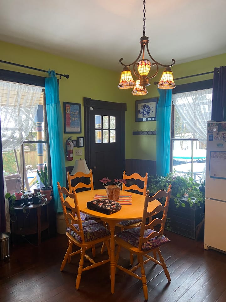 Welcoming 1-bedroom With Charm In  Heritage House - New Westminster