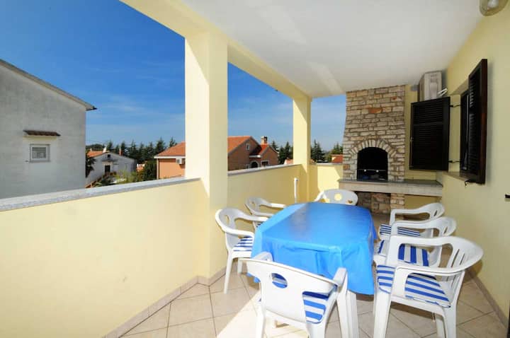 Spacious 3 Br Apt, Beach, Shops, Parking - Poreč