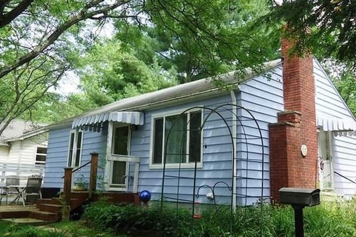 Charming Home .4 Miles From Iu, Walk Everywhere - Bloomington, IN