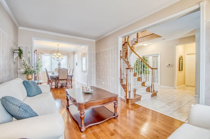 4 Bd 2.5 Ba Home By Centrum Mall & Signature Plaza - Ottawa