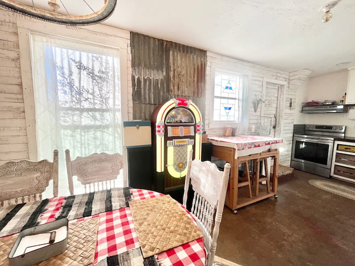 Outdoor Tub + Hill Country Views – Stained Glass - Luckenbach, TX