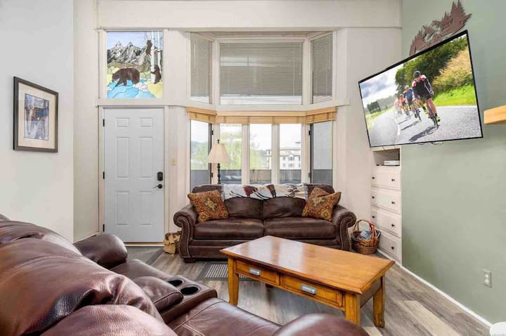 Golden Chalet @ The Gondola Base - Steamboat Springs