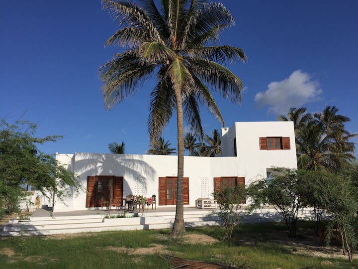 Maison Blanche -
Luftiges Sommerhaus An Der Lagune - Senegal