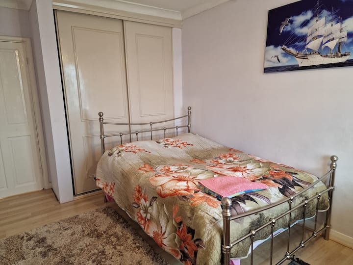 Double Bedroom .Free Parking. - Watford