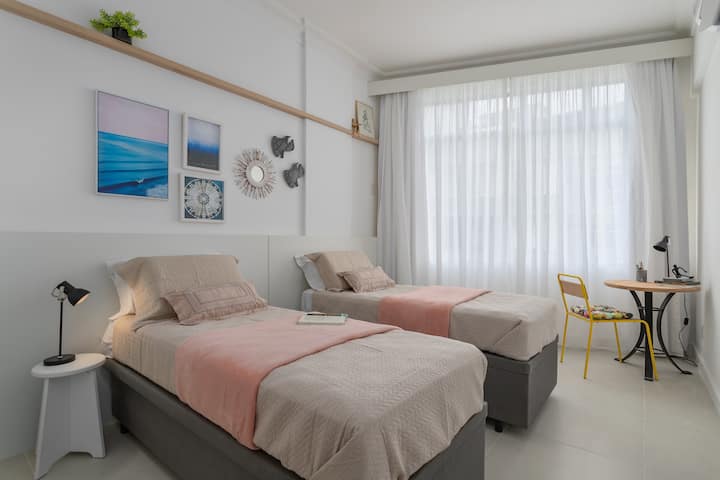 Vivenda De Copacabana-praia A Uma Quadra - Brazil