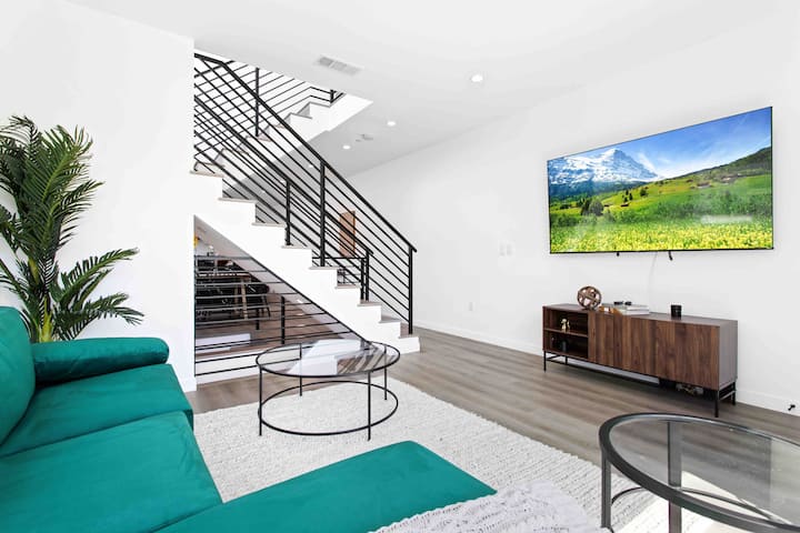 Luxury 5 Bedroom Hollywood Townhouse - Los Angeles, CA