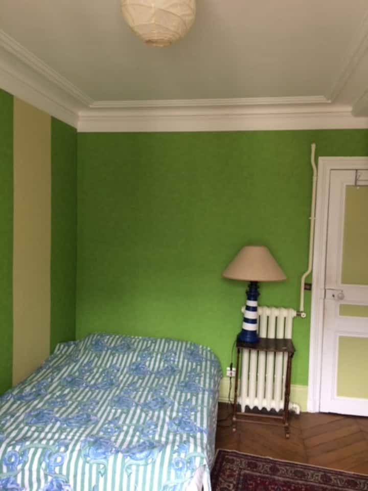 Grande Chambre Dans Appartement Haussmannien - Paris