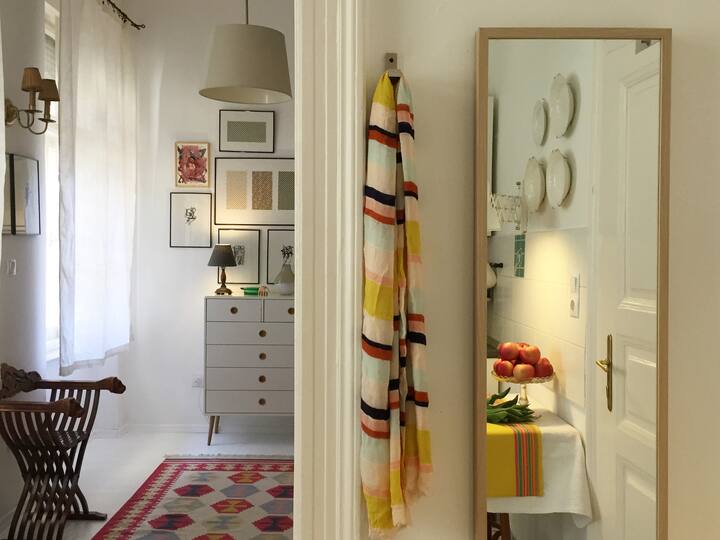 White Downtown Apartment - Budapest