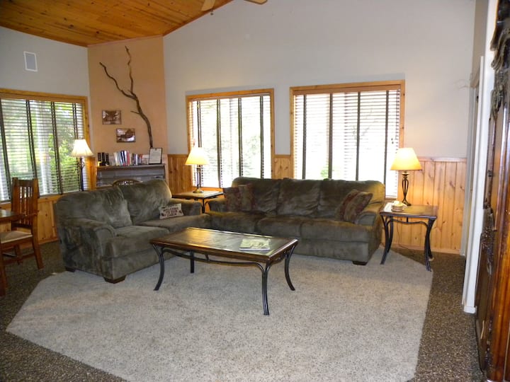 River Cabin Oak Room - California