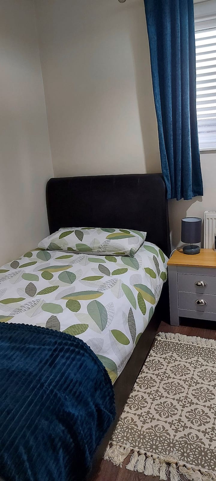Immaculate Single Room In A 3 Bed Family Home! - Kingston upon Thames