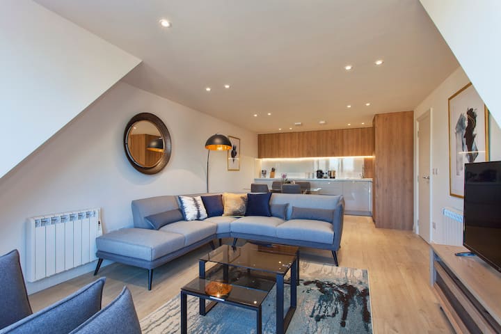 Spacious 2-bed | Staines Centre | Heathrow Balcony - Staines-upon-Thames